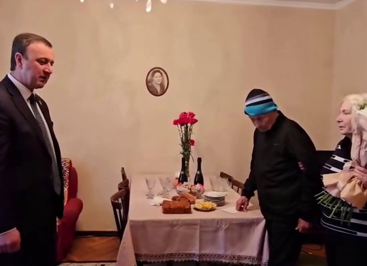 Владимир Делба поздравил ветерана войны Алексея Ласурия с Днем Победы